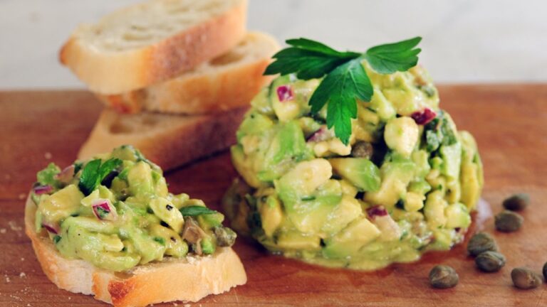 Reteta Tartar de avocado cu lime și semințe de rodie - Retete.md