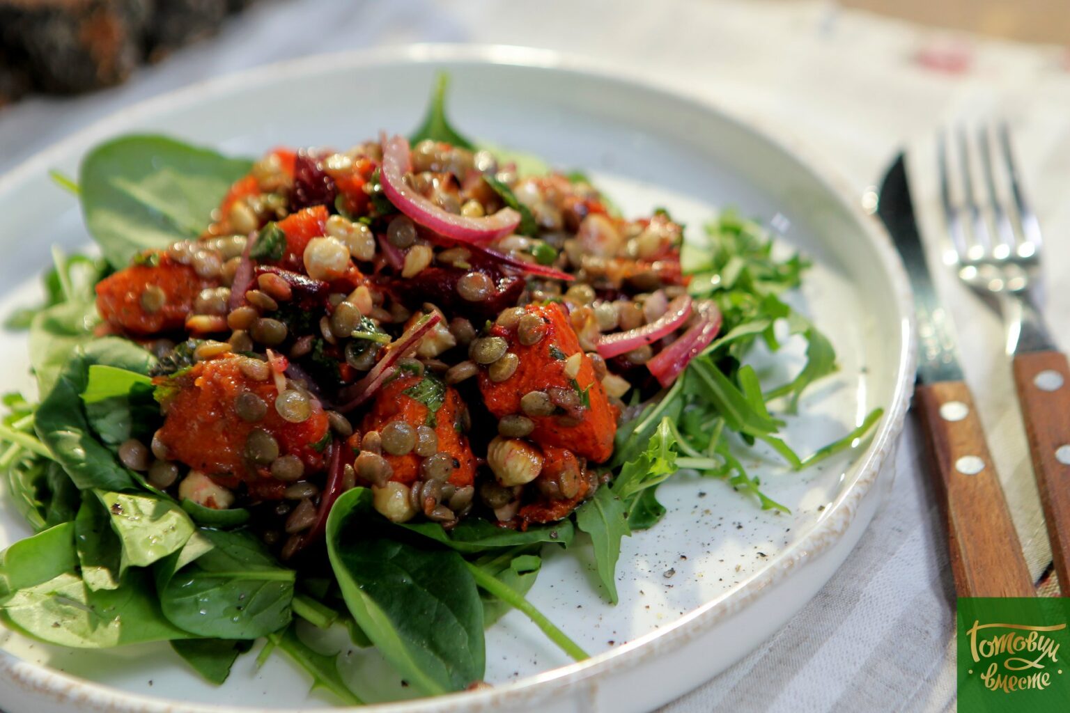 Reteta Salata calda de linte cu morcovi si sos de mustar - Retete.md