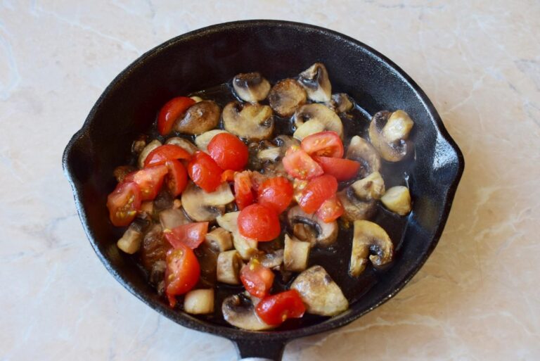 Reteta Tocanita de ciuperci cu rosii si mamaliguta - Retete.md